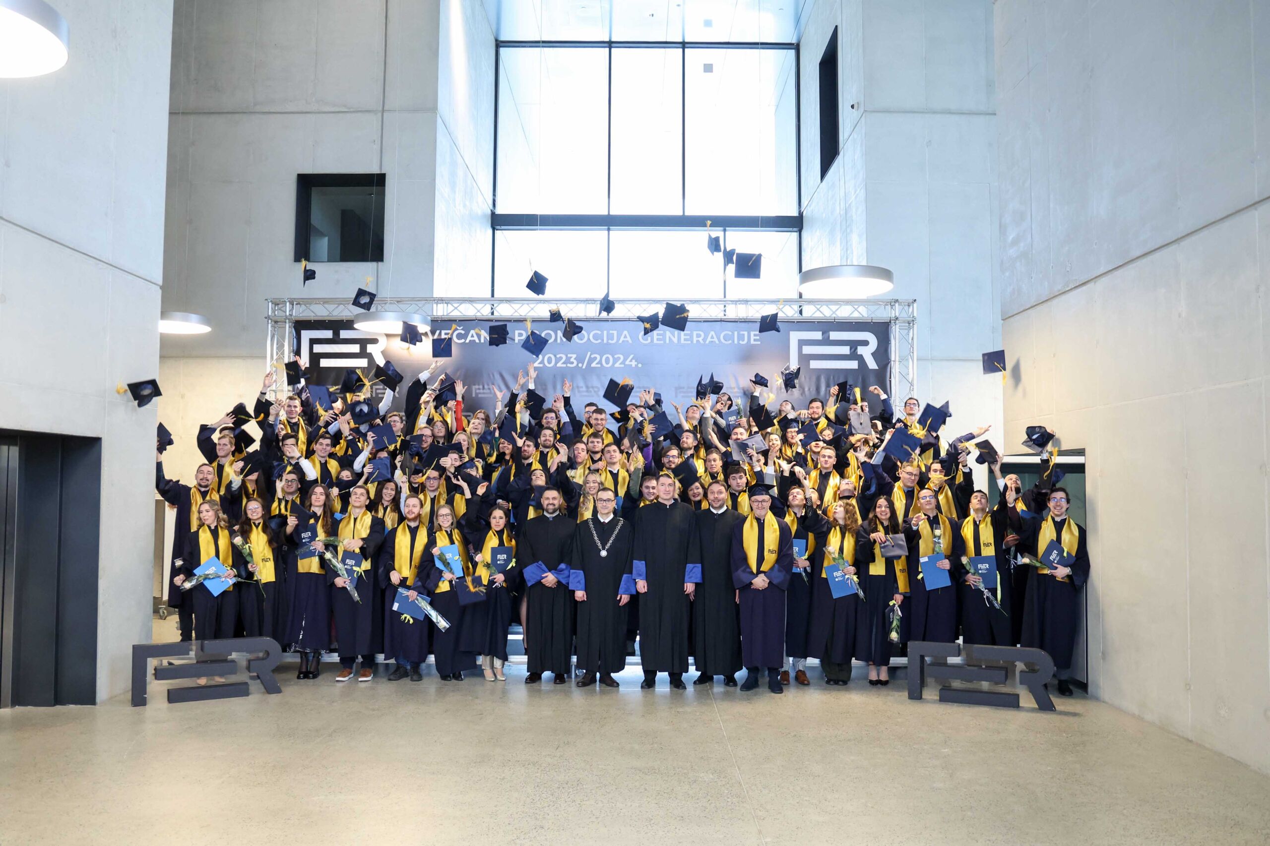 FER promovirao 491 magistra inženjera - Akademski